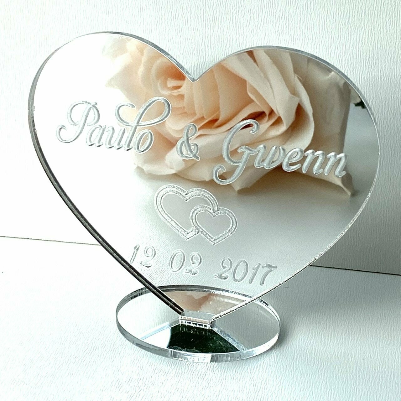 Prachtig hart op standaard met namen en datum