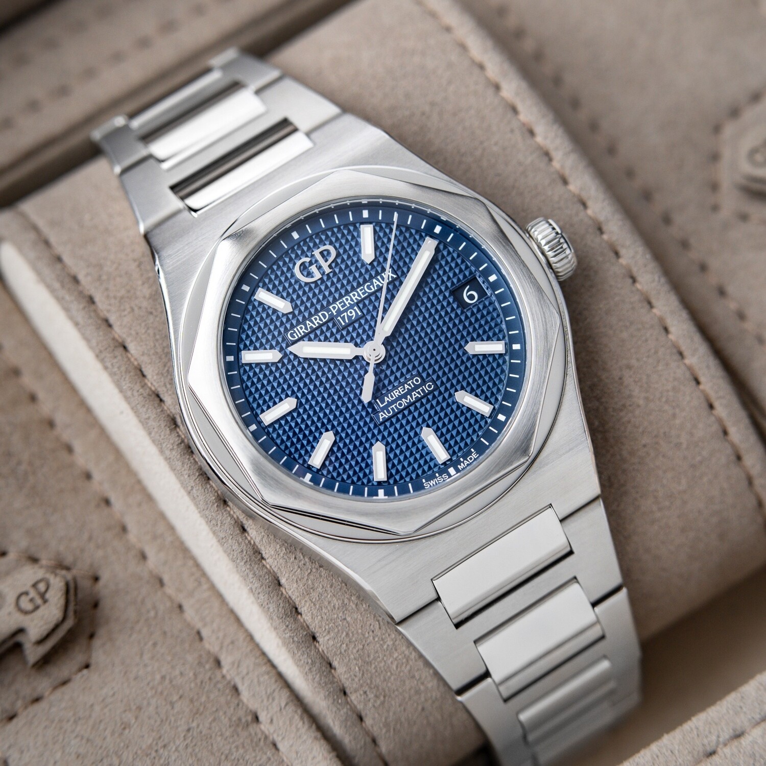 Girard Perregaux Laureato Automatic Stainless Steel Blue Dial 81010