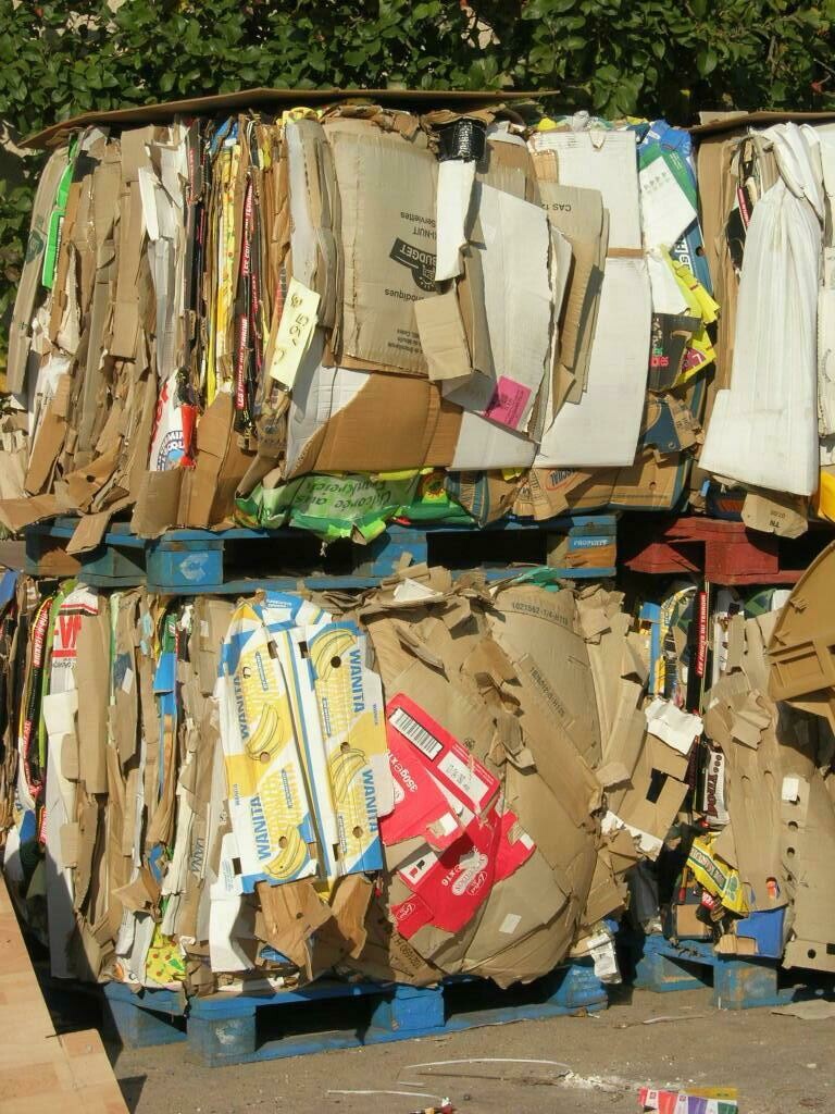 CARTONS EN BALLES DE 300 KG MINI.