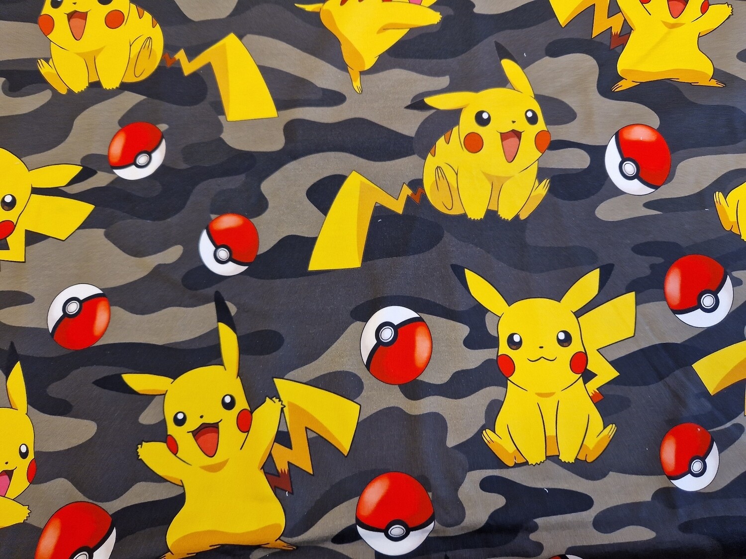 Sommersweat Pokemon Pikatschu Camouflage 50cm x 180cm breit