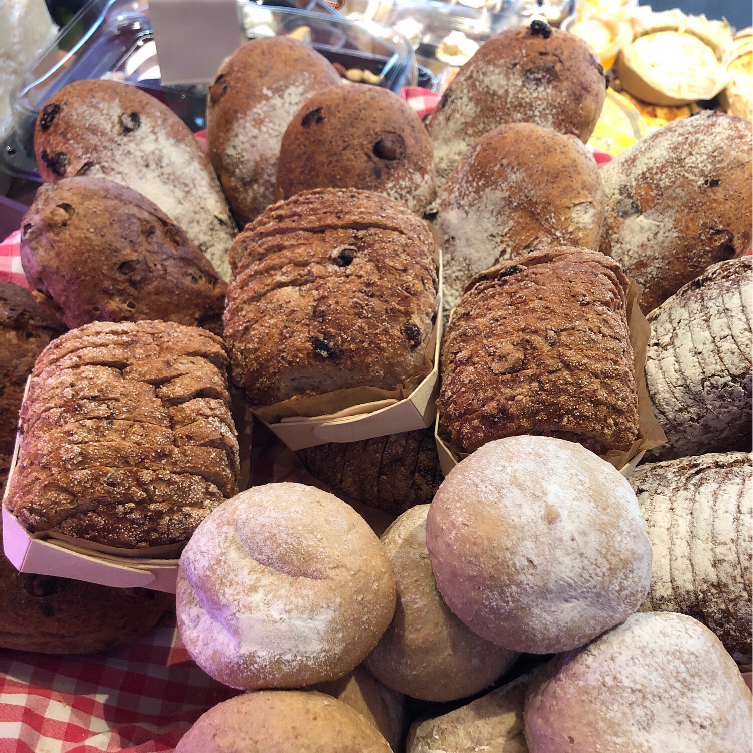 Vers artisanaal broodassortiment met boerenboter prijs per persoon