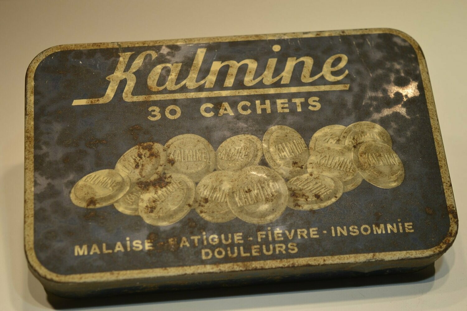 Boite kalmine en tôle vintage