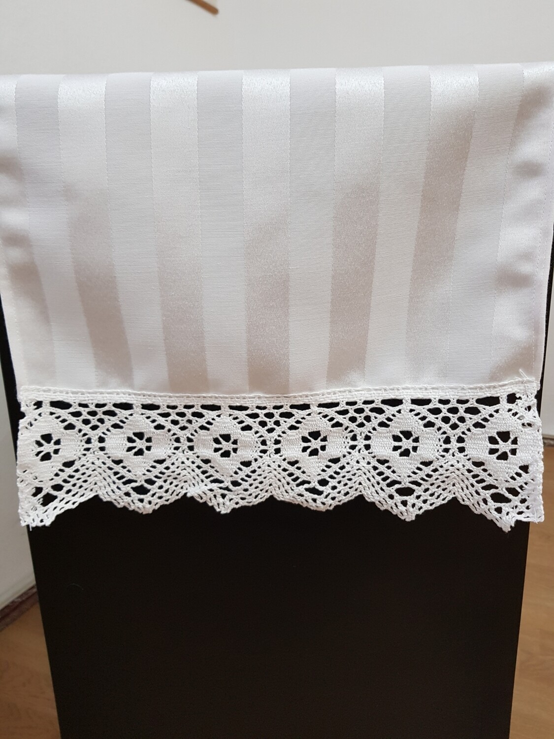 Traversa masa cu dantela impletita