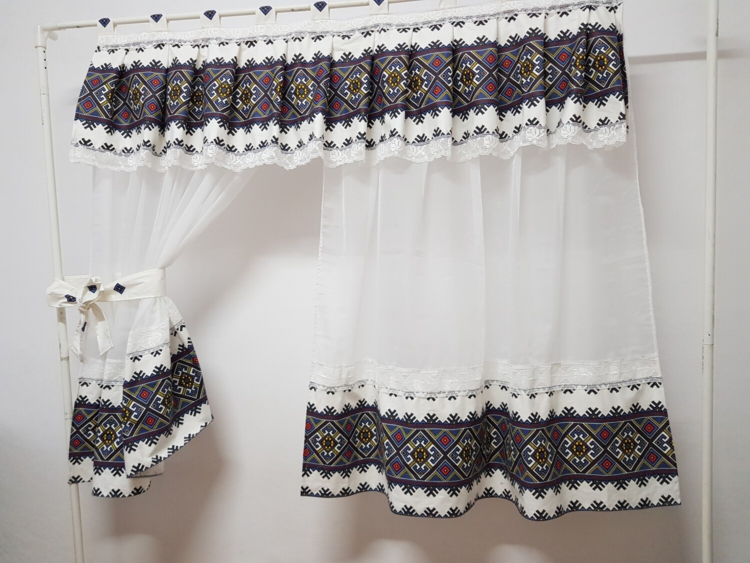 Perdea scurta living/ bucatarie cu motive traditionale