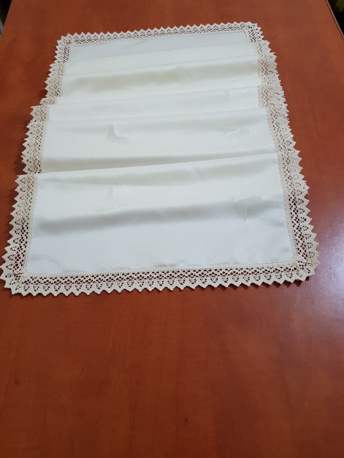 Napron damasc si dantela