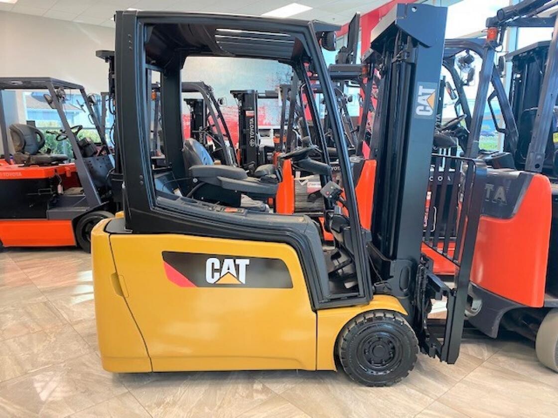 Chariot élévateur pneumatique électrique Caterpillar #11397 Pneumatique ...