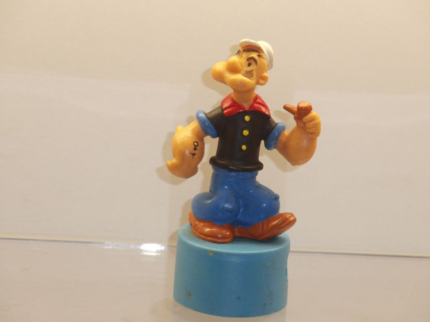 Popeye: Bully 1981: Popeye mit Pfeife (Hose hellblau) auf Spitzer