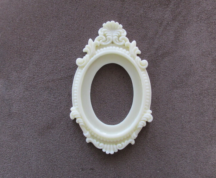 Cream Cameo Frame