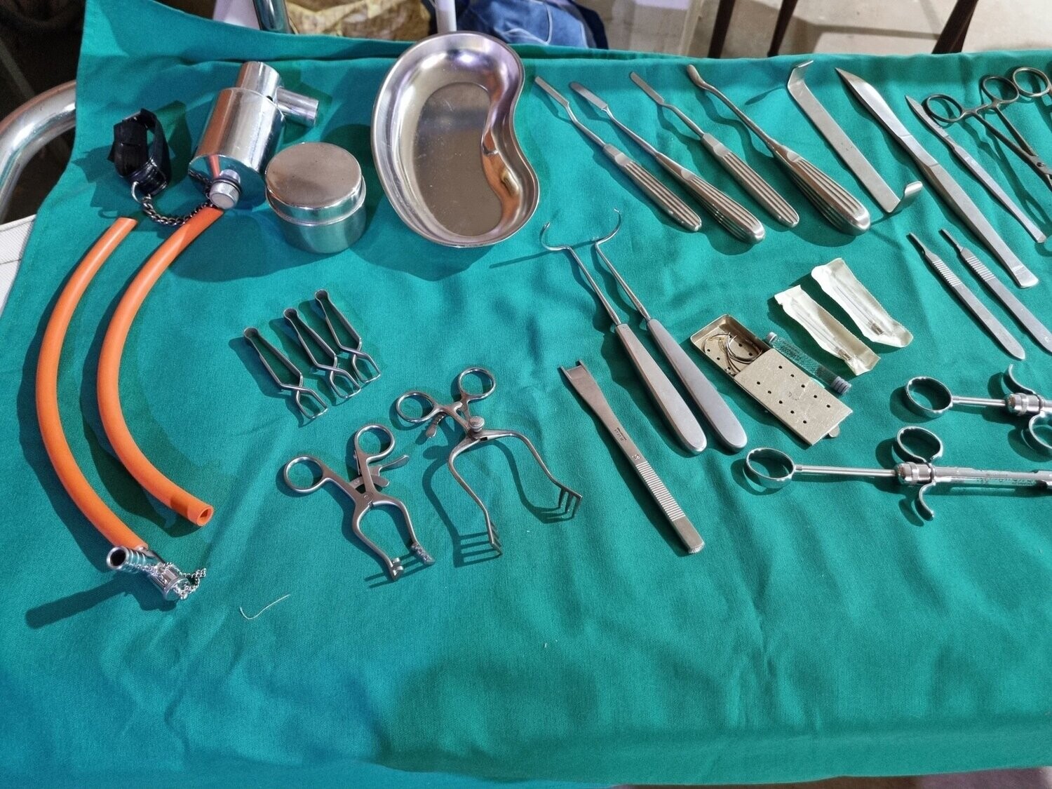 Instrumental quirúrgico completo. 3 metros lineales.
