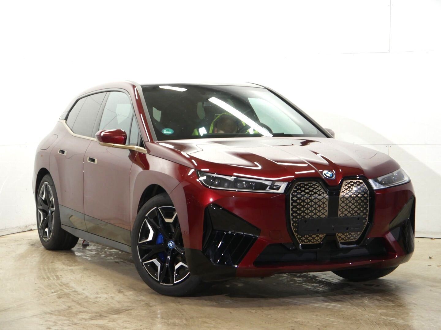 BMW iX xDrive 50 AVENTURINO RED III METALLIC (LHD) 01/2023