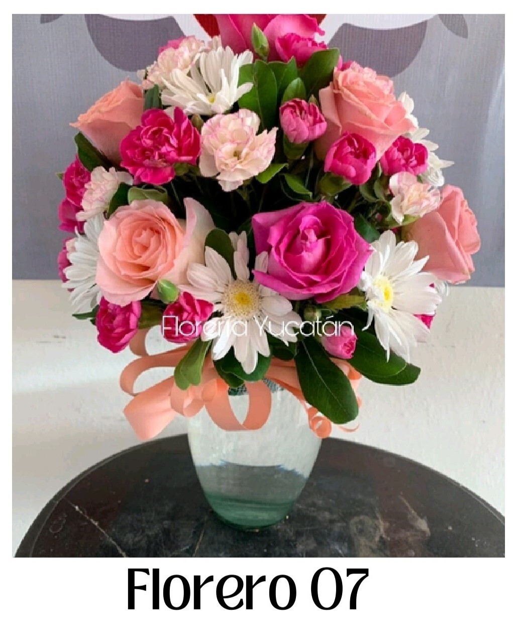 Florero con flores variadas