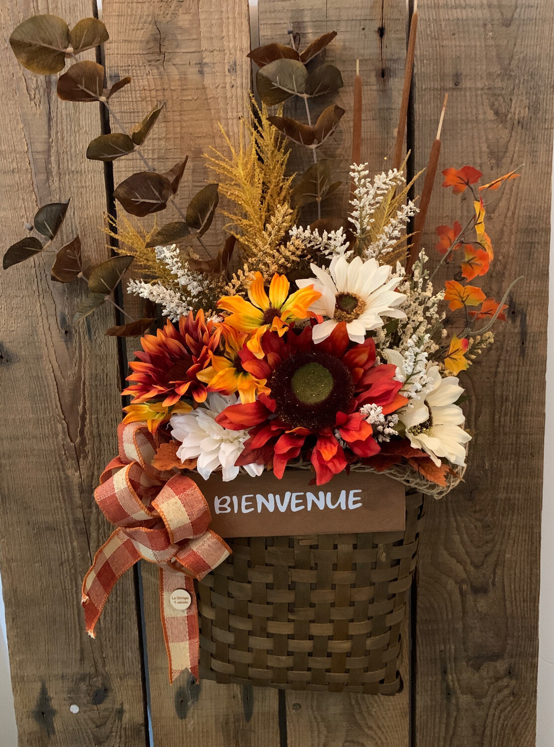 Panier d’automne avec tournesol et eucalyptus , panier de porte d ...