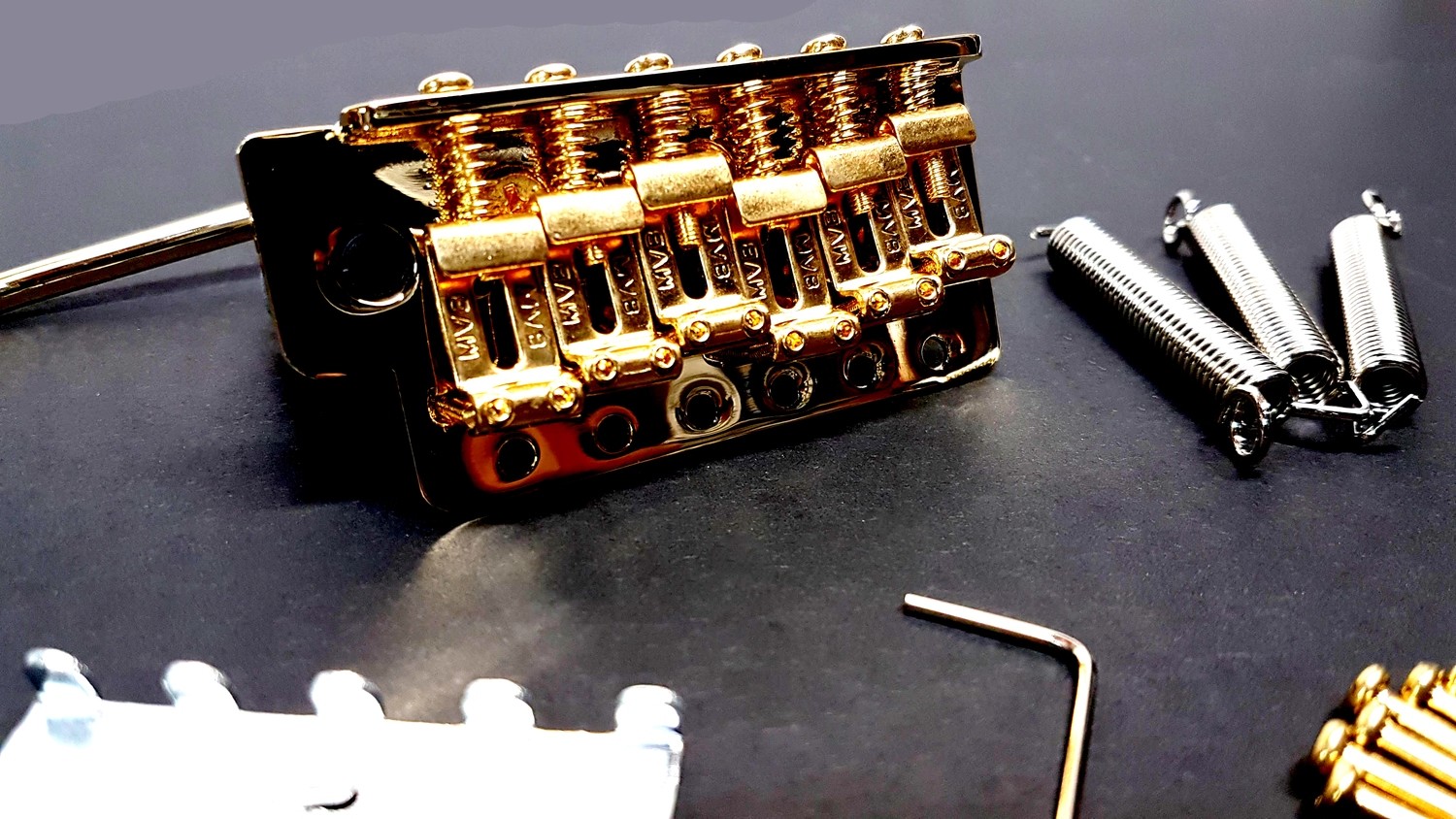 Vintage 6 Hole Tremolo, Gold