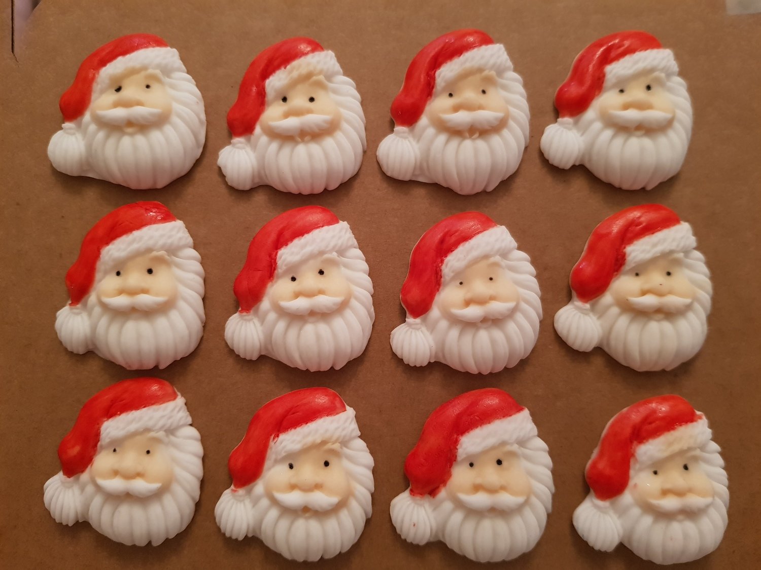 12 SANTA CLAUS EDIBLE CAKE TOPPER