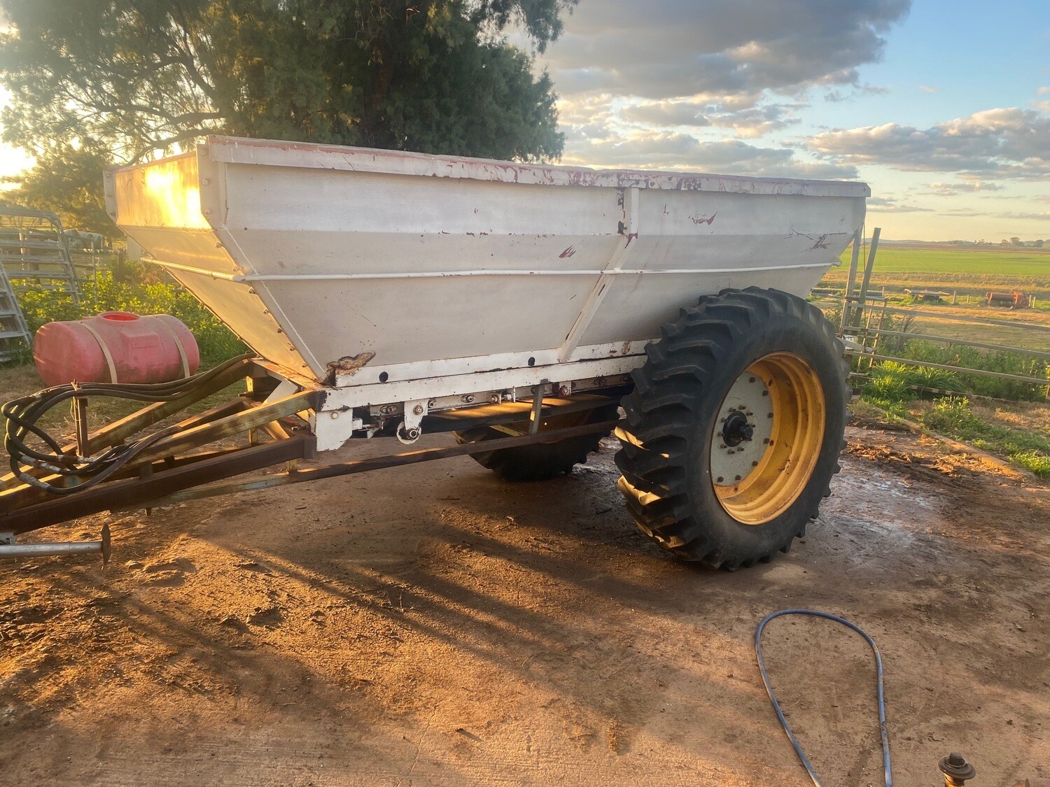 Trailed belt Spreader