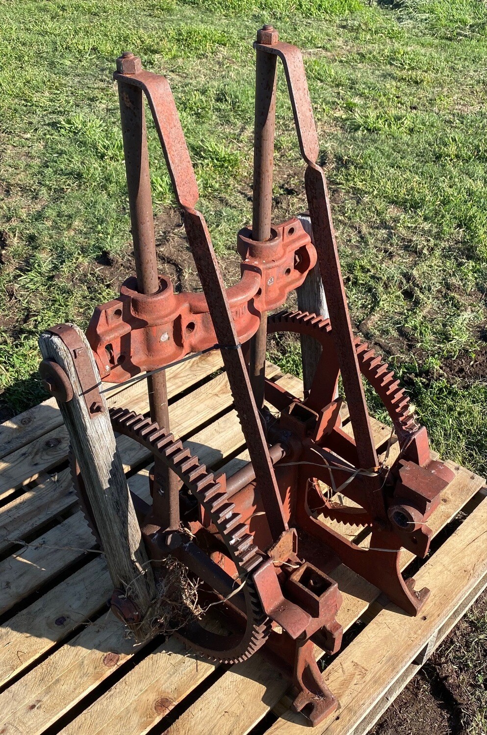 Garden Art-Antique Pump Jack (Y013)