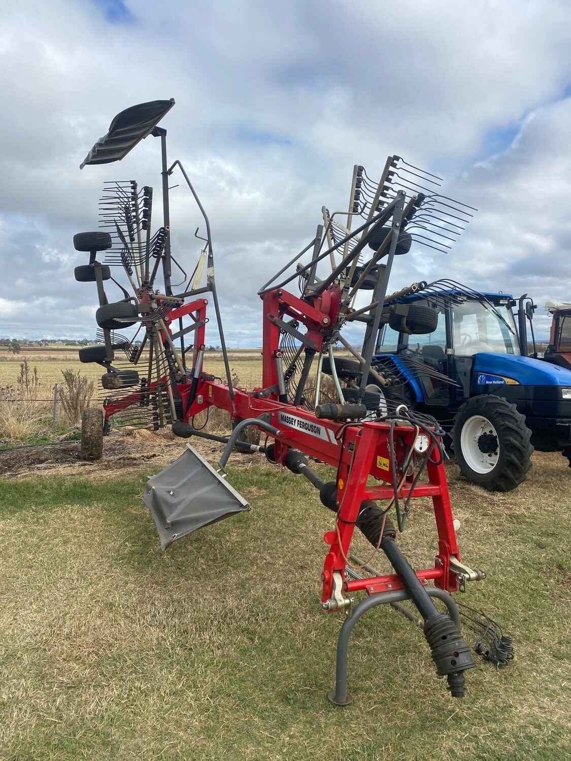 Massey Ferguson 672 twin rotor rake