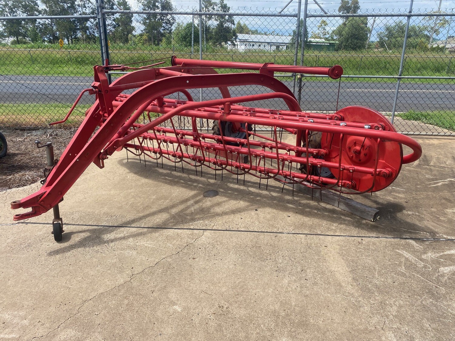 Massey Ferguson Rollerbar hay rake
