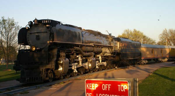 AHM5112B UP 4-6-6-4 Challenger Locomotive #3977 HO Scale