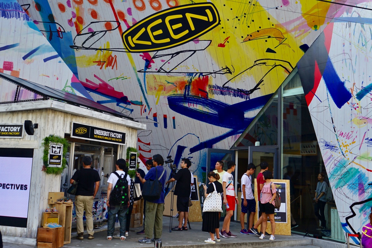 Six-Minute Shoes: KEEN Robot Builds UNEEKS In-Store | GearJunkie