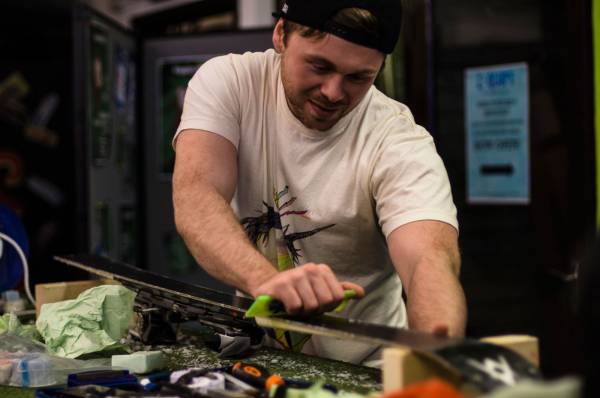How to Wax Skis: Step-By-Step Guide and the Gear You'll Need | GearJunkie