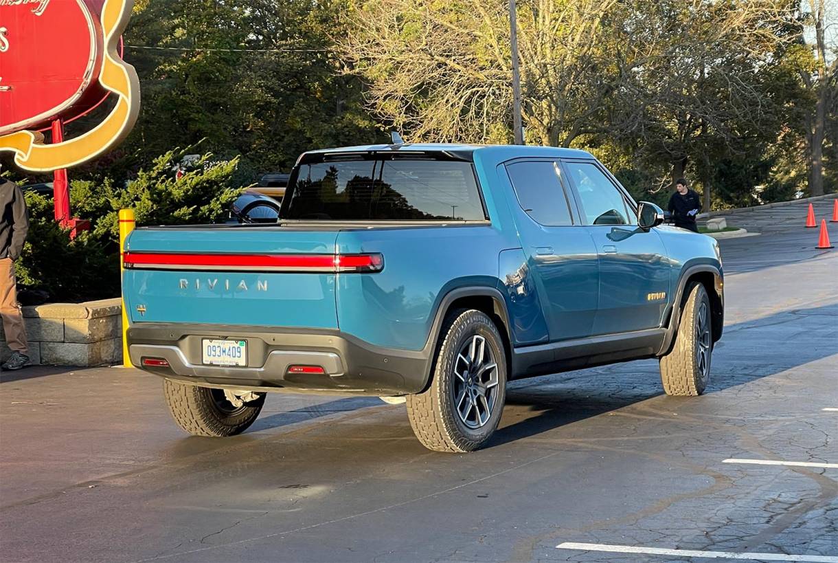 Electric Pickup Truck Showdown: Rivian R1T vs. GMC Hummer EV