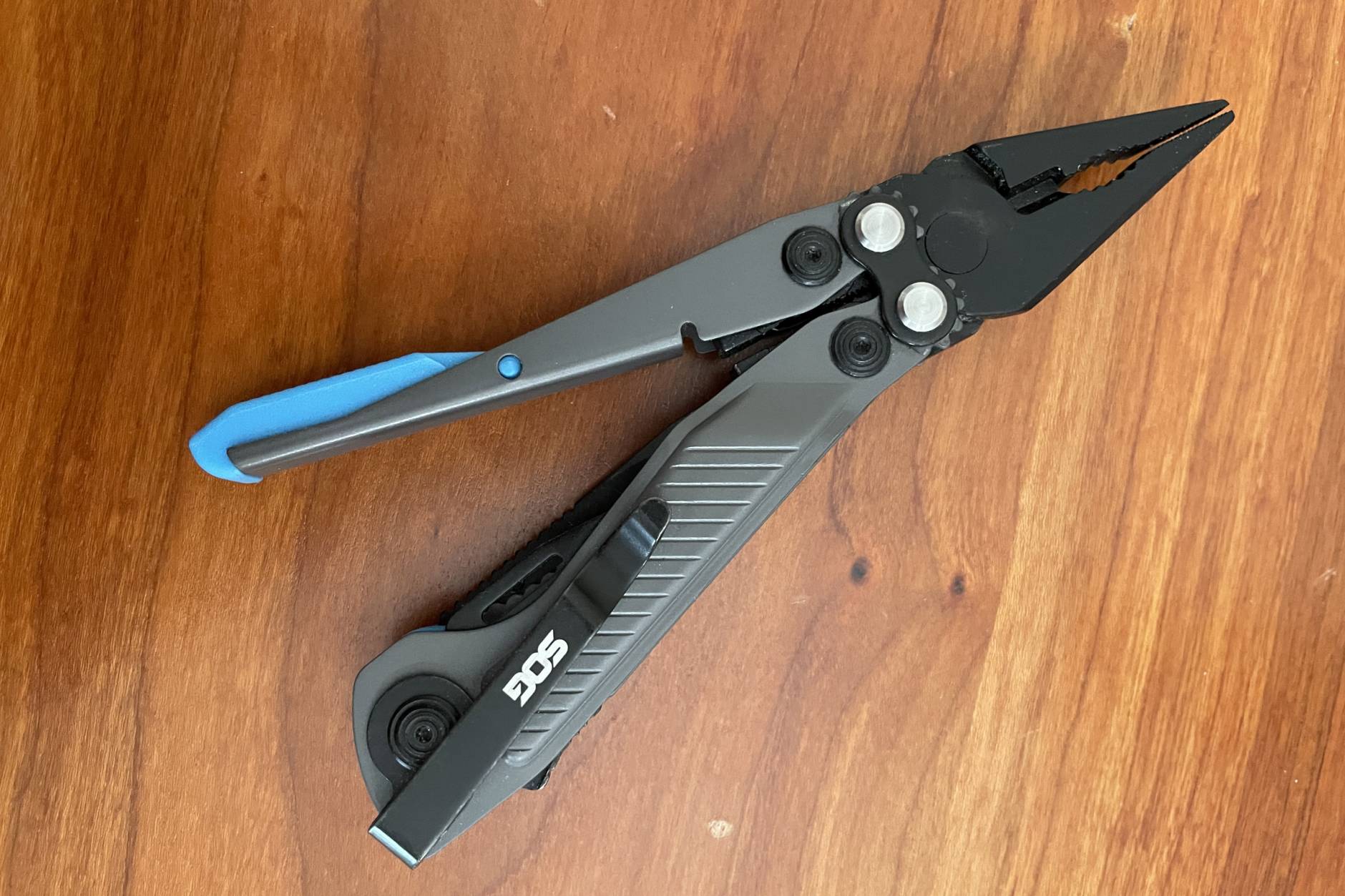 SOG Flash MT Review: The Lightest Multitool With Full-Size Pliers ...
