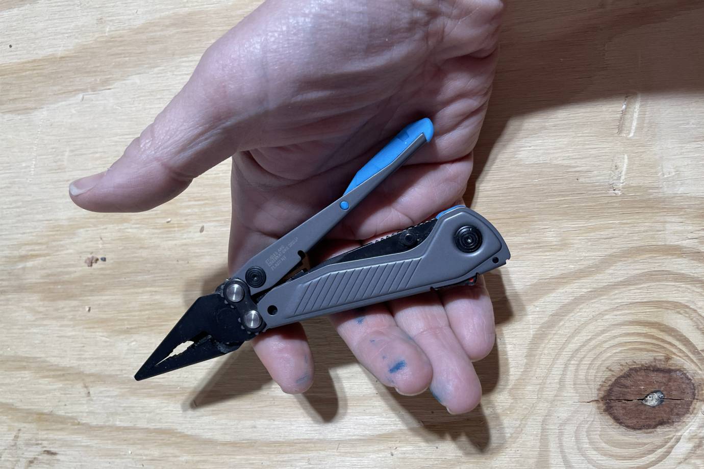 SOG Flash MT Review: The Lightest Multitool With Full-Size Pliers ...