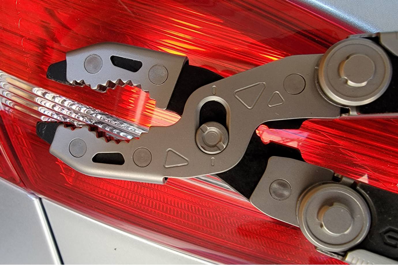 Dual Force Multitool Review: Gerber Goes for the Jaws