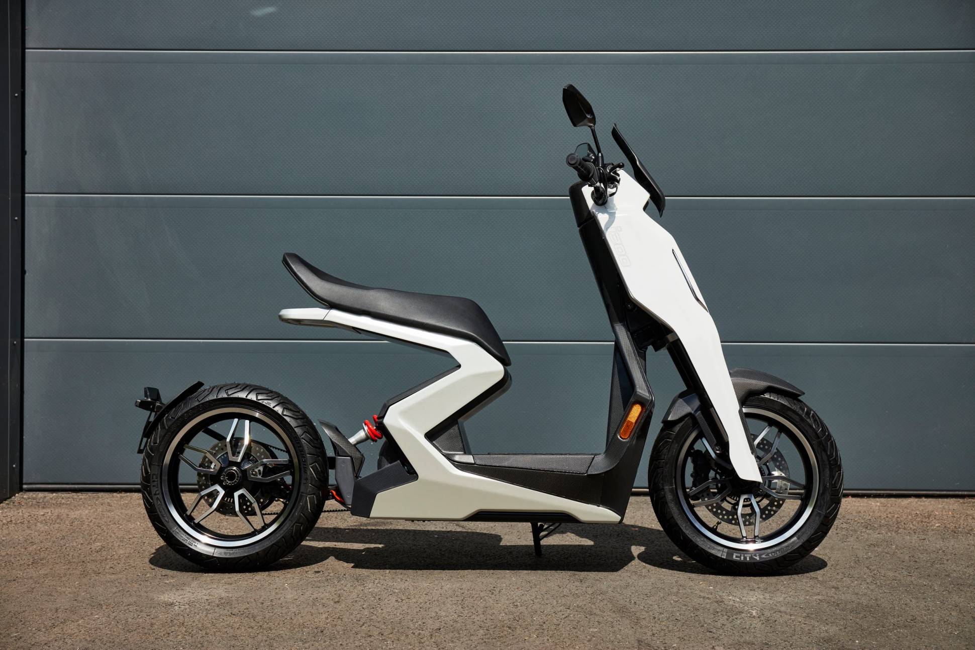 Zapp i300 Electric Motorbike Will Make for a Quick Commute | GearJunkie