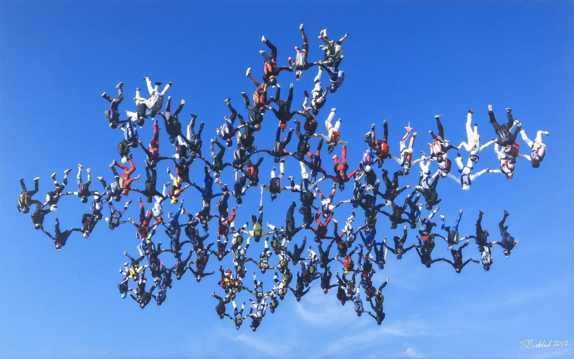 200 Skydivers, 10 Planes, One World Record: Second 'Vertical Jump ...