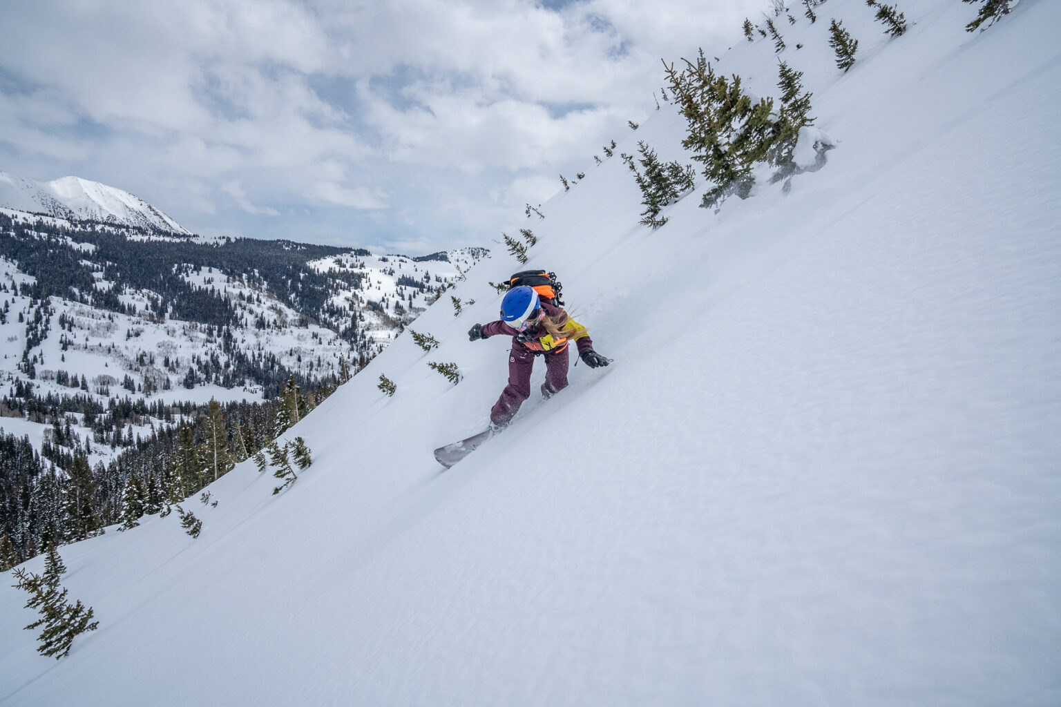 Stranda Women’s Descender Splitboard Review: Ready to Hammer, Fly, and Swiftly Carve | GearJunkie