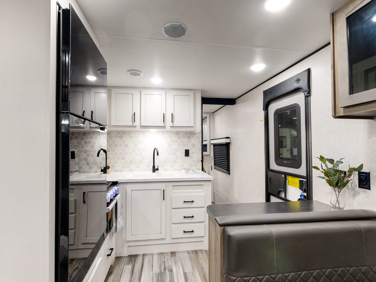 The Jayco Jay Flight 274BH has an unloaded weight of just over 5,100 ...