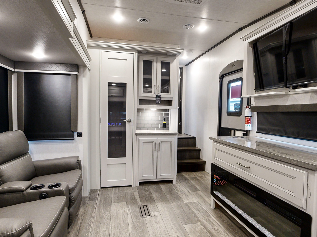 The Keystone Cougar 260MLE has an unloaded weight of just over 9,700 ...