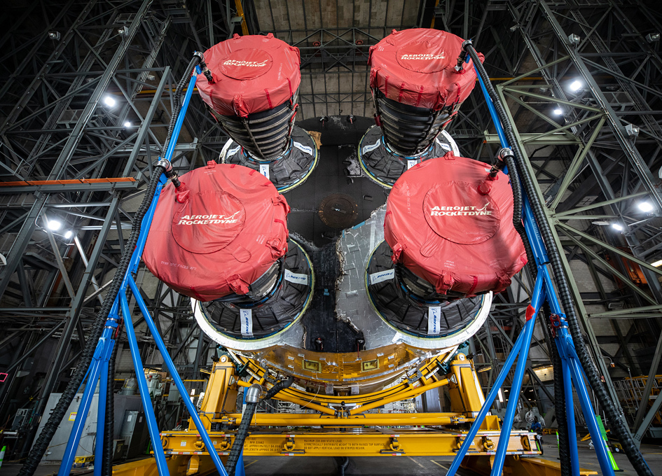 SLS Core Stage Inside The VAB - SpaceRef