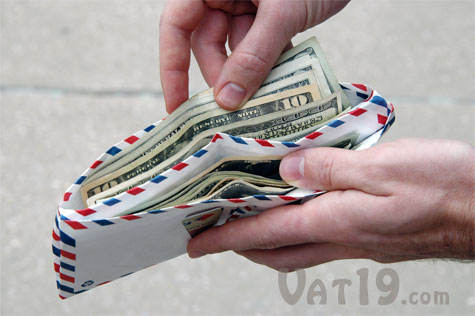 The Airmail Mighty Wallet in use.