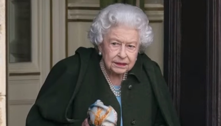 Queen Elizabeth Stepped Out for First Royal Outing of 2022 With Prince ...