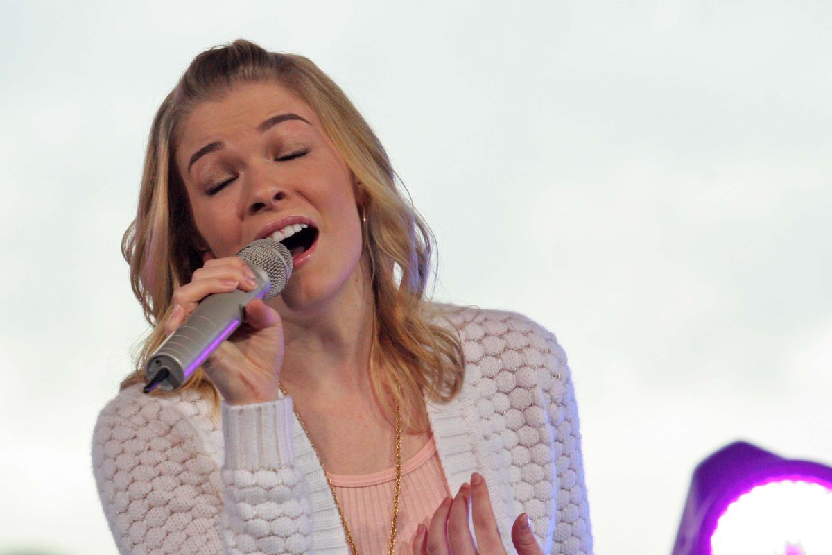 Country Star’s Teeth Fell Out During A Live Performance