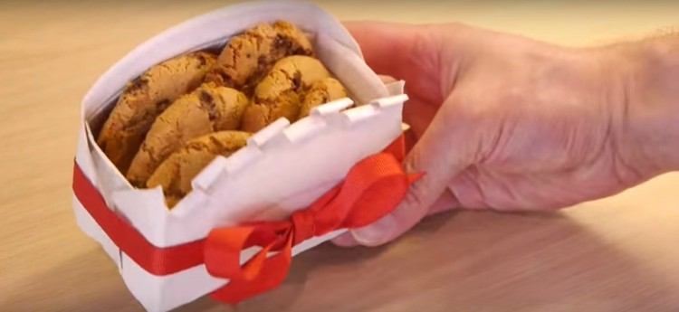 How to Make a Quick, Easy Takeout Container Out of a Paper Plate