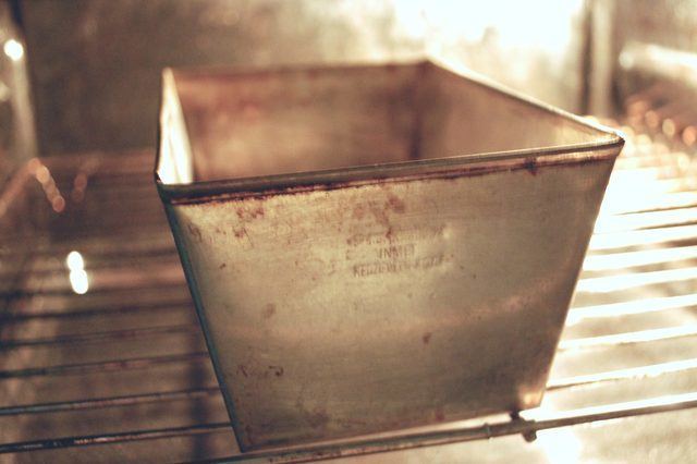 How to Make Your Stained Bakeware Look Like New Again