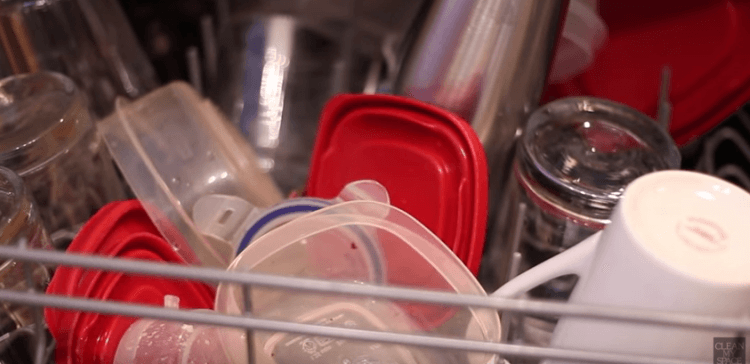 How to Remove Stains and Smells from Plastic Food Containers