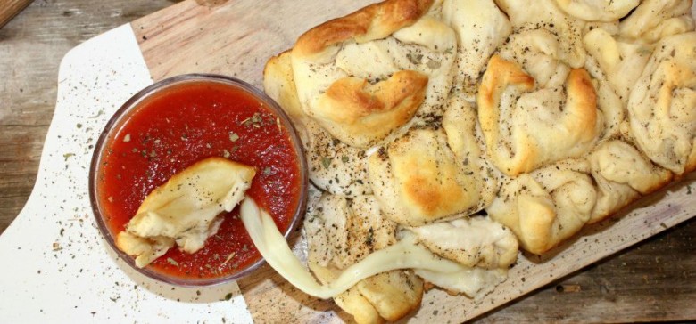 How to Make Mmm-Worthy Mozzarella Monkey Bread