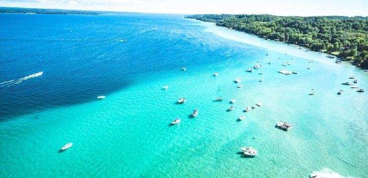 There’s an Enormous Lake in Michigan That Looks Like a Tropical ...