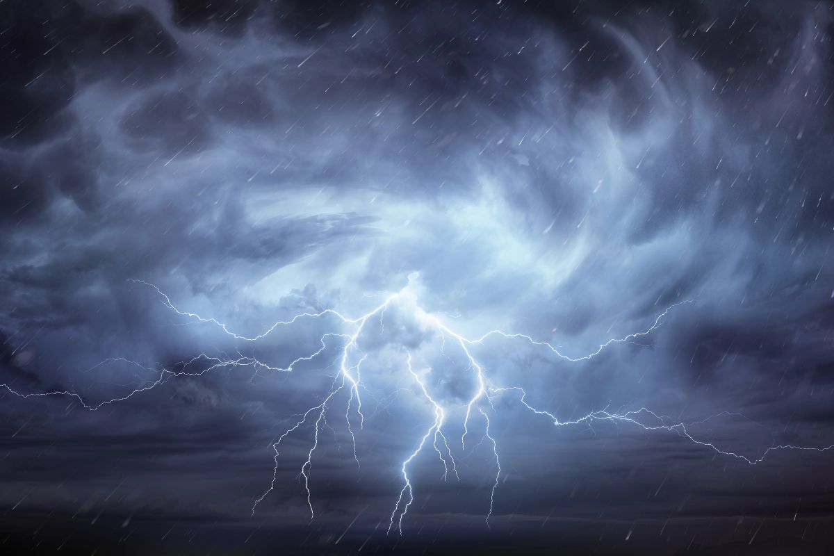 Man Hit By Lightning ‘Dies’ For 28 Minutes & Shares Surprising ...