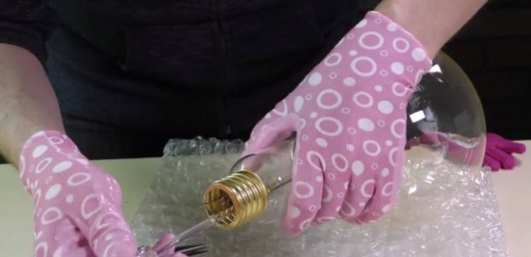 5 Insanely Bright Ways to Reuse Old Light Bulbs