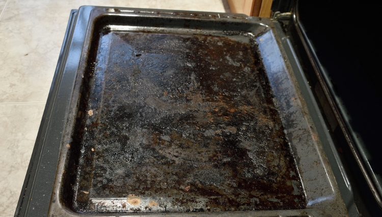Woman Demonstrates How to Revive a Filthy Baking Pan Using Just Your Oven