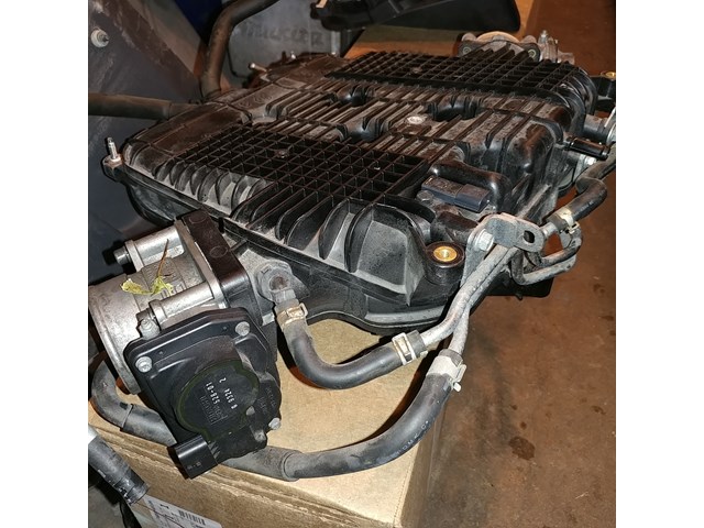 2011 g37 complete intake manifold in Chicago, IL 60630 PB#304689