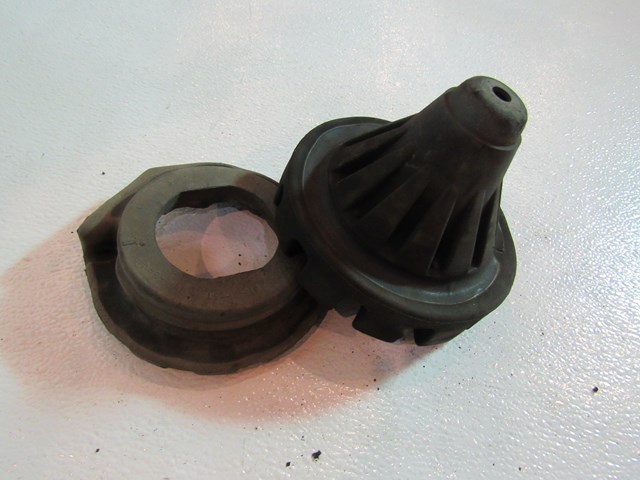 08 09 Infiniti G35 Coupe Rear Coil Spring Bushing RH Pass LH Driver in ...