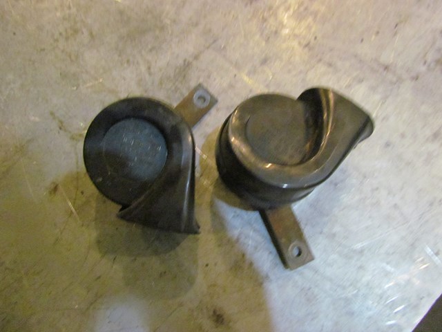 2006 Infiniti G35x Sedan Horn Set in Avon, MN 56310 PB#304287