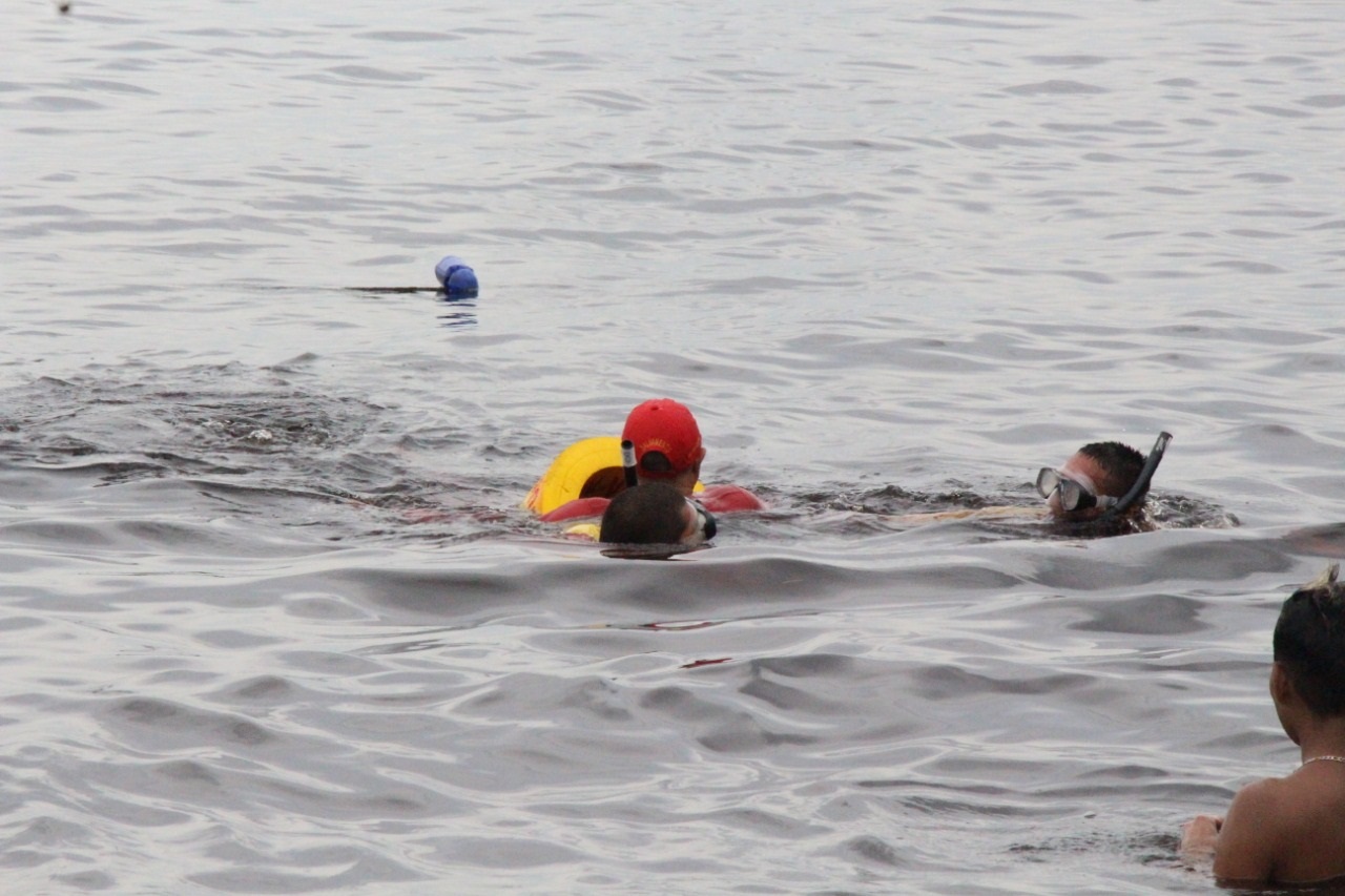 Bombeiros ensinam o passo a passo do salvamento de afogados. Veja o ...